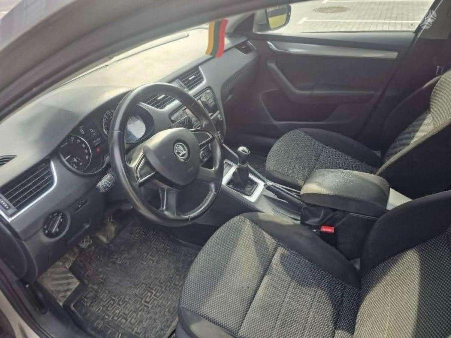 Brown Skoda Octavia 2015 in Vilnius, with an engine capacity of 1.60 L and mileage of 260 thousand km for 4000 €, photo 8 on AUTOMOTO.COM.LV