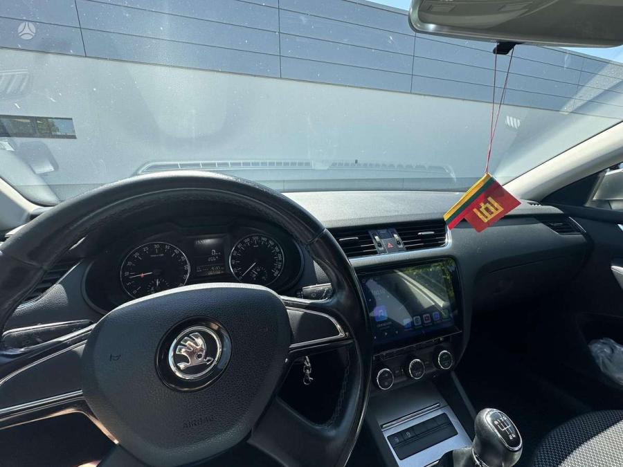 Brown Skoda Octavia 2015 in Vilnius, with an engine capacity of 1.60 L and mileage of 268 thousand km for 5699 €, photo 3 on AUTOMOTO.COM.LV