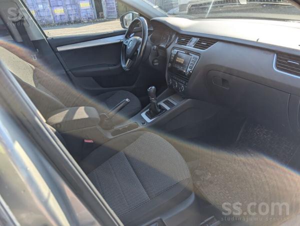 Brown Skoda Octavia 2016 in Riga, with an engine capacity of 1.60 L and mileage of 425 thousand km for 3400 €, photo 4 on AUTOMOTO.COM.LV
