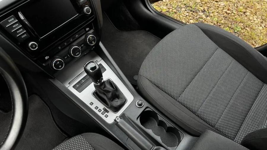 Brūns Skoda Octavia 2016 Rīga, ar dzinēja tilpumu 1.60 L un nobraukumu 191 tūkst. km par 8000 €, foto 17 vietnē AUTOMOTO.COM.LV