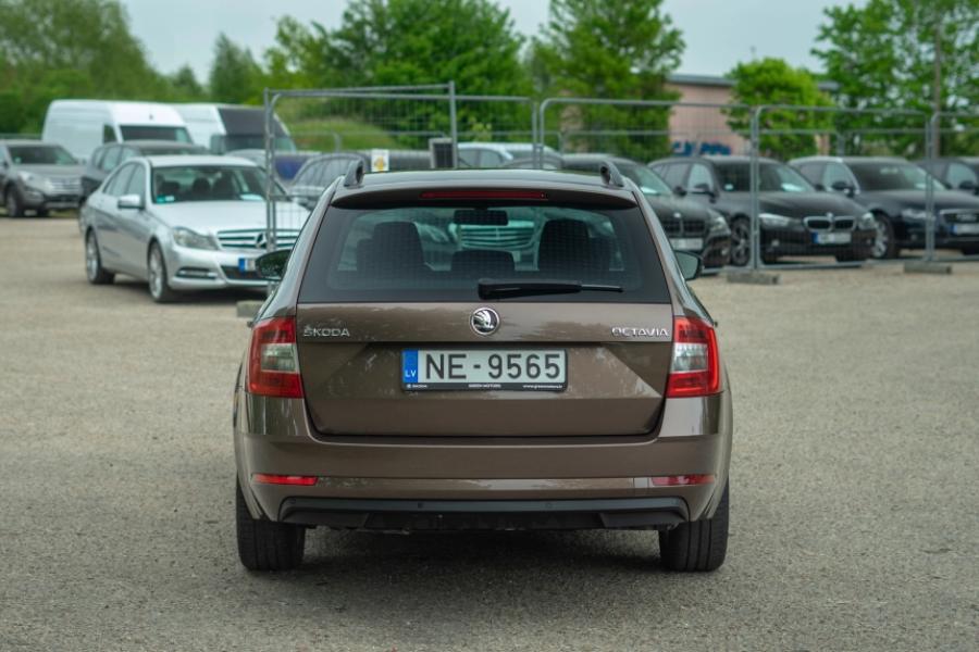 Brown Skoda Octavia 2019 in Riga, with an engine capacity of 1.60 L and mileage of 157 thousand km for 10850 €, photo 4 on AUTOMOTO.COM.LV