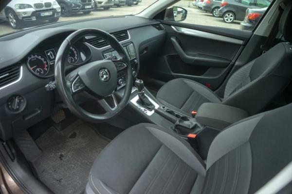 Brown Skoda Octavia 2019 in Riga, with an engine capacity of 1.60 L and mileage of 157 thousand km for 10850 €, photo 8 on AUTOMOTO.COM.LV