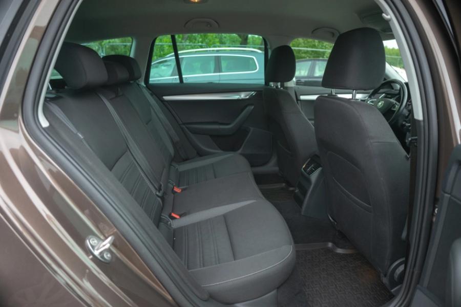 Brown Skoda Octavia 2019 in Riga, with an engine capacity of 1.60 L and mileage of 157 thousand km for 10850 €, photo 12 on AUTOMOTO.COM.LV