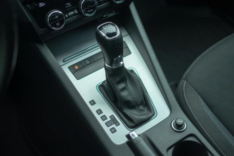 Brown Skoda Octavia 2019 in Riga, with an engine capacity of 1.60 L and mileage of 157 thousand km for 10850 €, photo 15 on AUTOMOTO.COM.LV