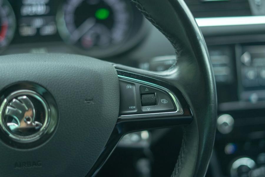 Brown Skoda Octavia 2019 in Riga, with an engine capacity of 1.60 L and mileage of 157 thousand km for 10850 €, photo 27 on AUTOMOTO.COM.LV