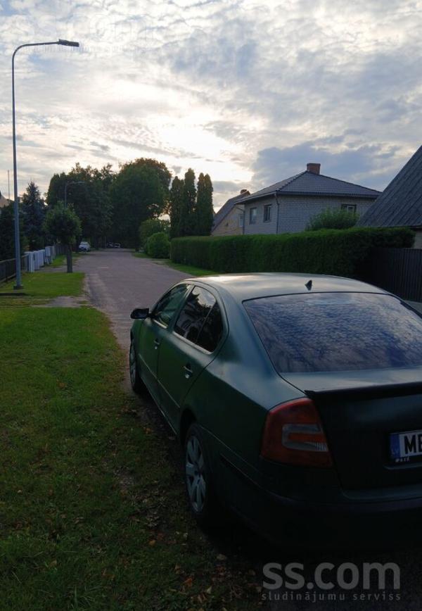 Skoda Octavia 2006 in Valmiera on AUTOMOTO.COM.LV Green Skoda Octavia 2006 in Valmiera, with an engine capacity of 1.60 L and mileage of 581 thousand km for 1450 €, photo 4 on AUTOMOTO.COM.LV