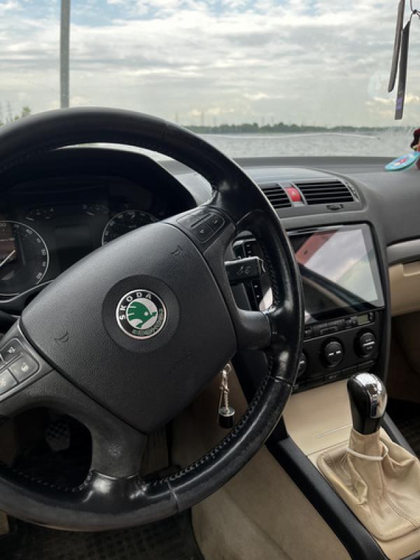 Green Skoda Octavia 2008 in Narva, with an engine capacity of 1.90 L and mileage of 440 thousand km for 2500 €, photo 5 on AUTOMOTO.COM.LV