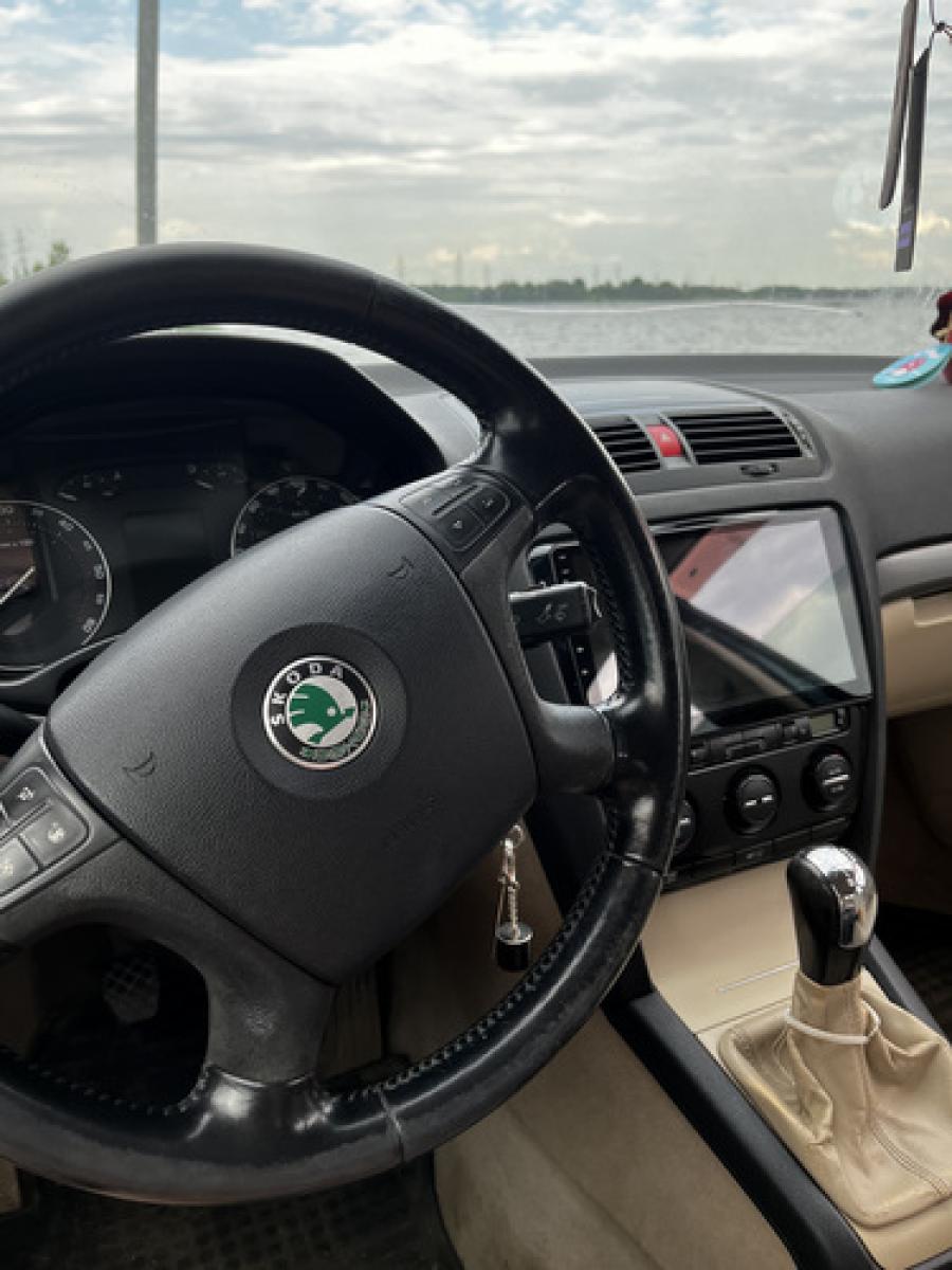 Green Skoda Octavia 2008 in Narva, with an engine capacity of 1.90 L and mileage of 440 thousand km for 2500 €, photo 6 on AUTOMOTO.COM.LV