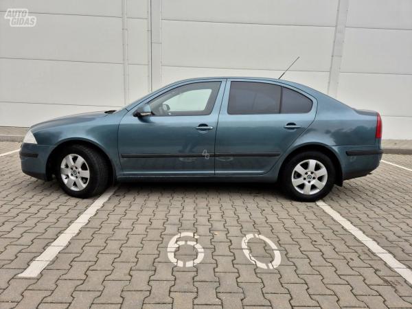 Skoda Octavia 2008 in Kaunas on AUTOMOTO.COM.LV Green Skoda Octavia 2008 in Kaunas, with an engine capacity of 1.90 L and mileage of 363 thousand km for 1600 €, photo 5 on AUTOMOTO.COM.LV