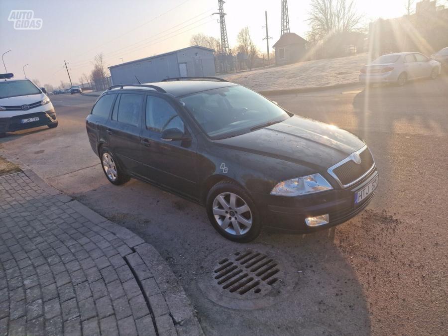 Green Skoda Octavia 2005 in Anyksciai, with an engine capacity of 2.00 L and mileage of 379 thousand km for 1450 €, photo 2 on AUTOMOTO.COM.LV
