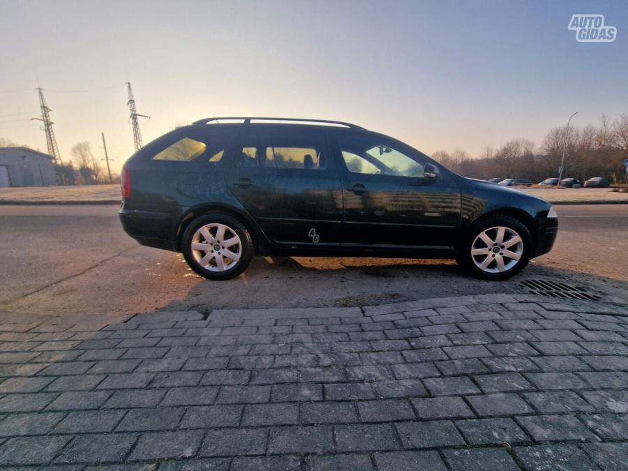 Green Skoda Octavia 2005 in Anyksciai, with an engine capacity of 2.00 L and mileage of 379 thousand km for 1450 €, photo 4 on AUTOMOTO.COM.LV