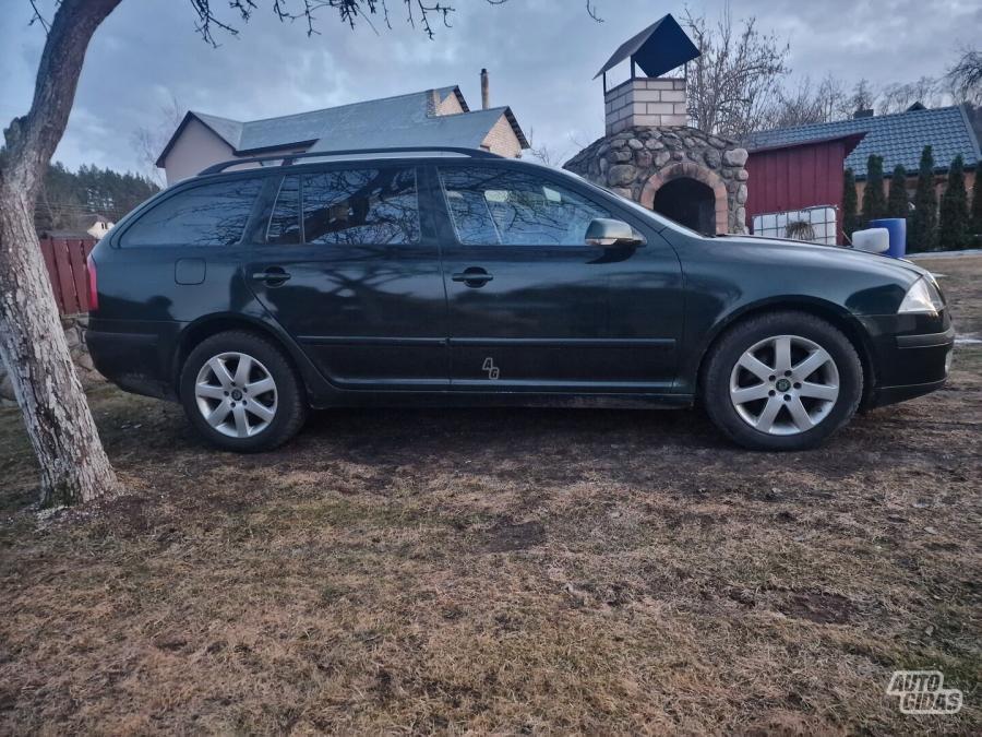 Green Skoda Octavia 2005 in Kaunas, with an engine capacity of 2.00 L and mileage of 389 thousand km for 1250 €, photo 4 on AUTOMOTO.COM.LV