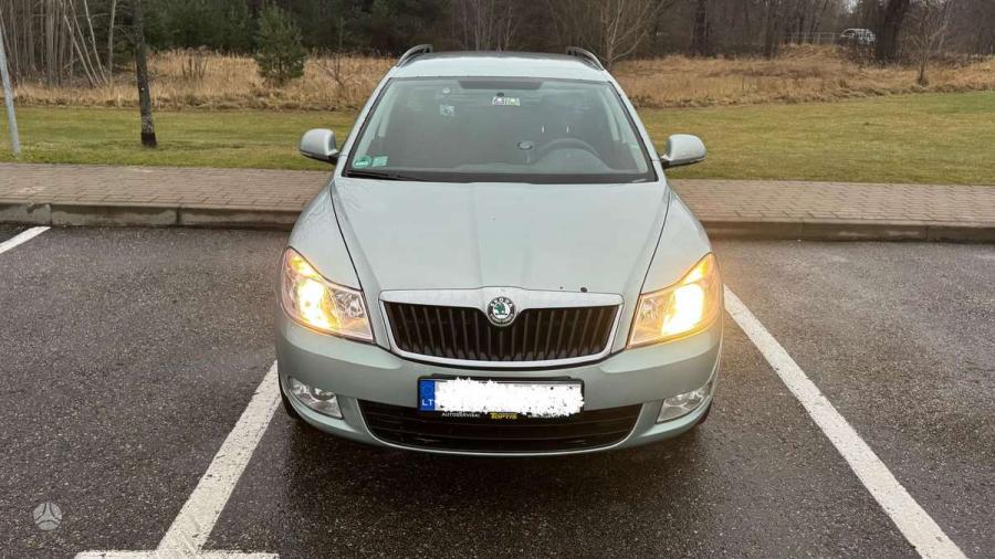 Green Skoda Octavia 2011 in Vilnius, with an engine capacity of 1.97 L and mileage of 293 thousand km for 4500 €, photo 1 on AUTOMOTO.COM.LV