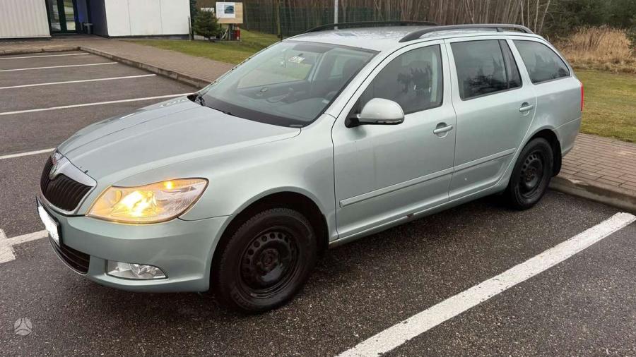 Green Skoda Octavia 2011 in Vilnius, with an engine capacity of 1.97 L and mileage of 293 thousand km for 4500 €, photo 2 on AUTOMOTO.COM.LV