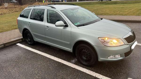 Green Skoda Octavia 2011 in Vilnius, with an engine capacity of 1.97 L and mileage of 293 thousand km for 4500 €, photo 3 on AUTOMOTO.COM.LV