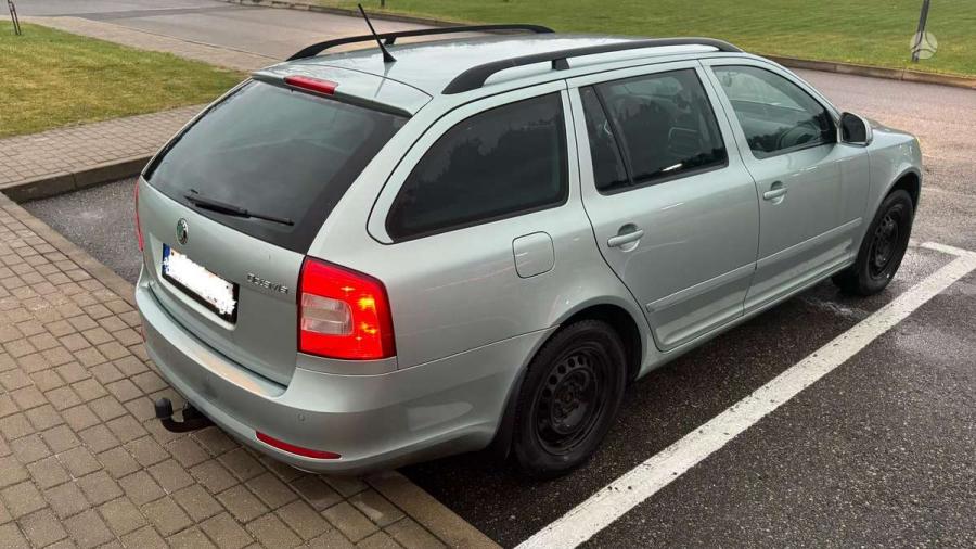 Green Skoda Octavia 2011 in Vilnius, with an engine capacity of 1.97 L and mileage of 293 thousand km for 4500 €, photo 4 on AUTOMOTO.COM.LV