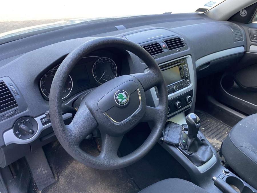 Green Skoda Octavia 2011 in Jonava, with an engine capacity of 1.20 L and mileage of 173 thousand km for 1500 €, photo 12 on AUTOMOTO.COM.LV