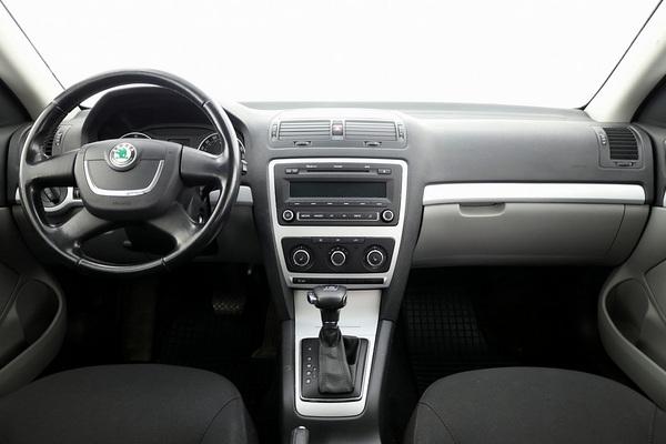 Green Skoda Octavia 2011 in Tallinn, with an engine capacity of 1.40 L and mileage of 188 thousand km for 2799 €, photo 5 on AUTOMOTO.COM.LV