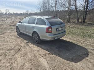 Green Skoda Octavia 2012 in Jelgava, with an engine capacity of 2.00 L and mileage of 355 thousand km for 2650 €, photo 3 on AUTOMOTO.COM.LV