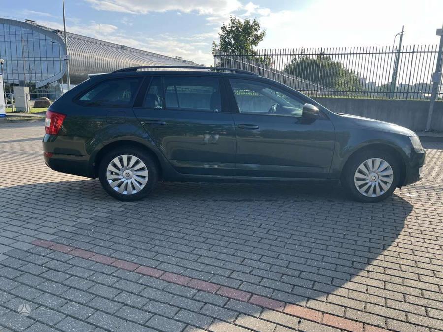 Green Skoda Octavia 2015 in Jonava, with an engine capacity of 1.97 L and mileage of 350 thousand km for 5850 €, photo 19 on AUTOMOTO.COM.LV