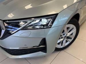 Green Skoda Octavia 2026 in Kaunas, with an engine capacity of 1.50 L and mileage of 5 thousand km for 31920 €, photo 3 on AUTOMOTO.COM.LV