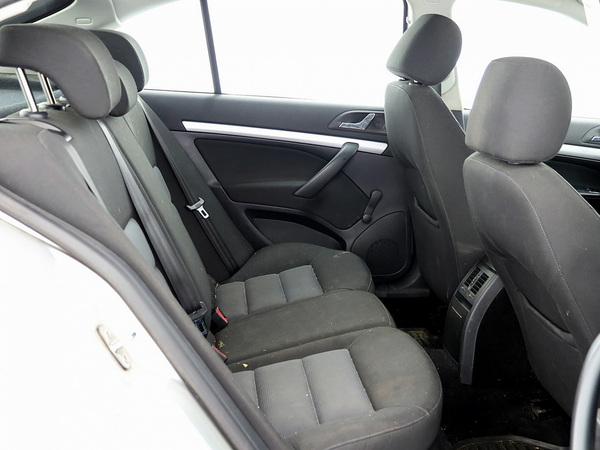Grey Skoda Octavia 2007 in Tallinn, with an engine capacity of 1.60 L and mileage of 189 thousand km for 999 €, photo 8 on AUTOMOTO.COM.LV