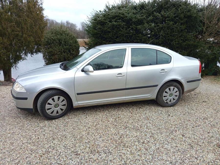 Grey Skoda Octavia 2008 in Ukmerge, with an engine capacity of 1.60 L and mileage of 247 thousand km for 1750 €, photo 4 on AUTOMOTO.COM.LV