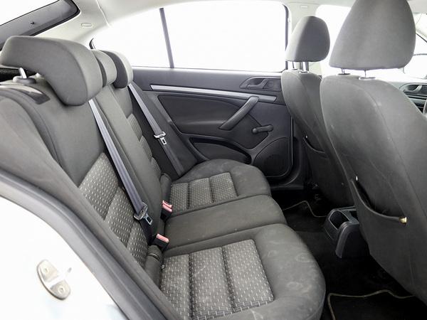 Grey Skoda Octavia 2009 in Tallinn, with an engine capacity of 1.60 L and mileage of 384 thousand km for 1099 €, photo 7 on AUTOMOTO.COM.LV