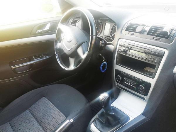 Pelēks Skoda Octavia 2010 Viļņa, ar dzinēja tilpumu 1.60 L un nobraukumu 267 tūkst. km par 2950 €, foto 3 vietnē AUTOMOTO.COM.LV