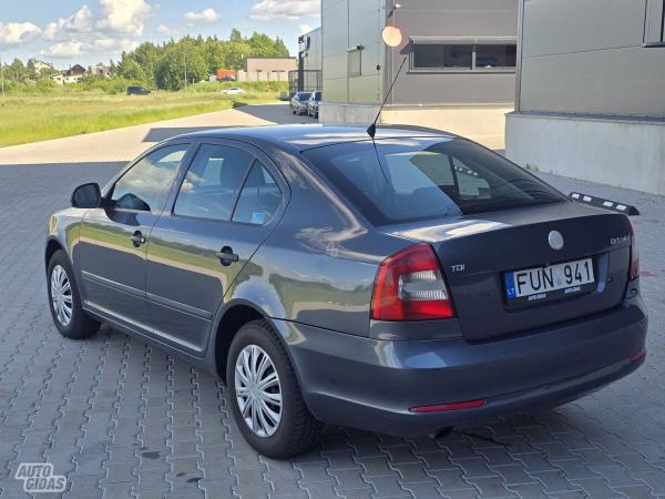 Grey Skoda Octavia 2010 in Siauliai, with an engine capacity of 1.60 L and mileage of 290 thousand km for 1750 €, photo 6 on AUTOMOTO.COM.LV
