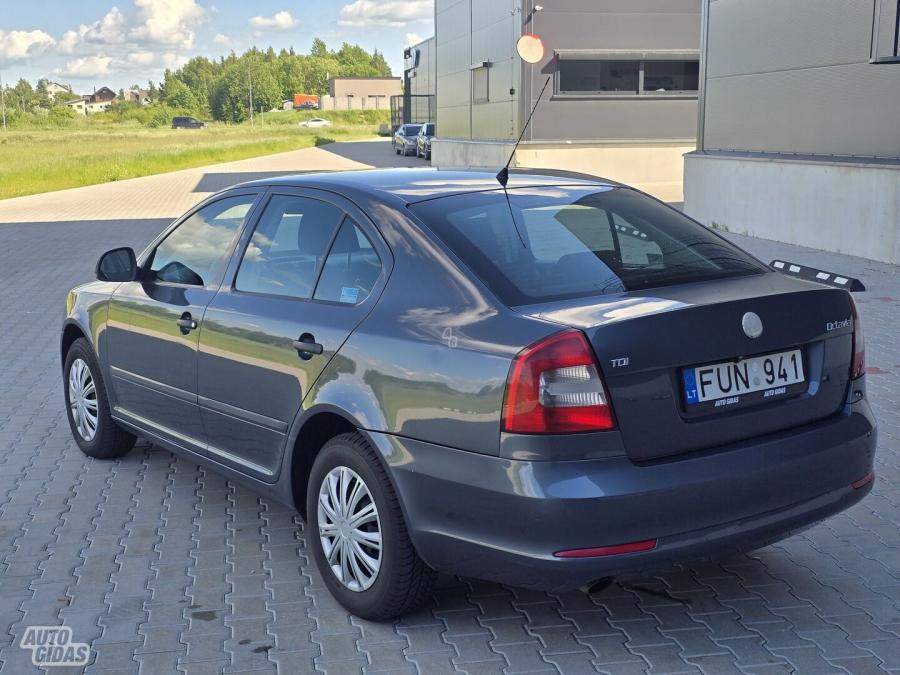 Pelēks Skoda Octavia 2010 Šauļi, ar dzinēja tilpumu 1.60 L un nobraukumu 290 tūkst. km par 1750 €, foto 7 vietnē AUTOMOTO.COM.LV