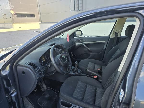 Grey Skoda Octavia 2010 in Siauliai, with an engine capacity of 1.60 L and mileage of 290 thousand km for 1750 €, photo 10 on AUTOMOTO.COM.LV