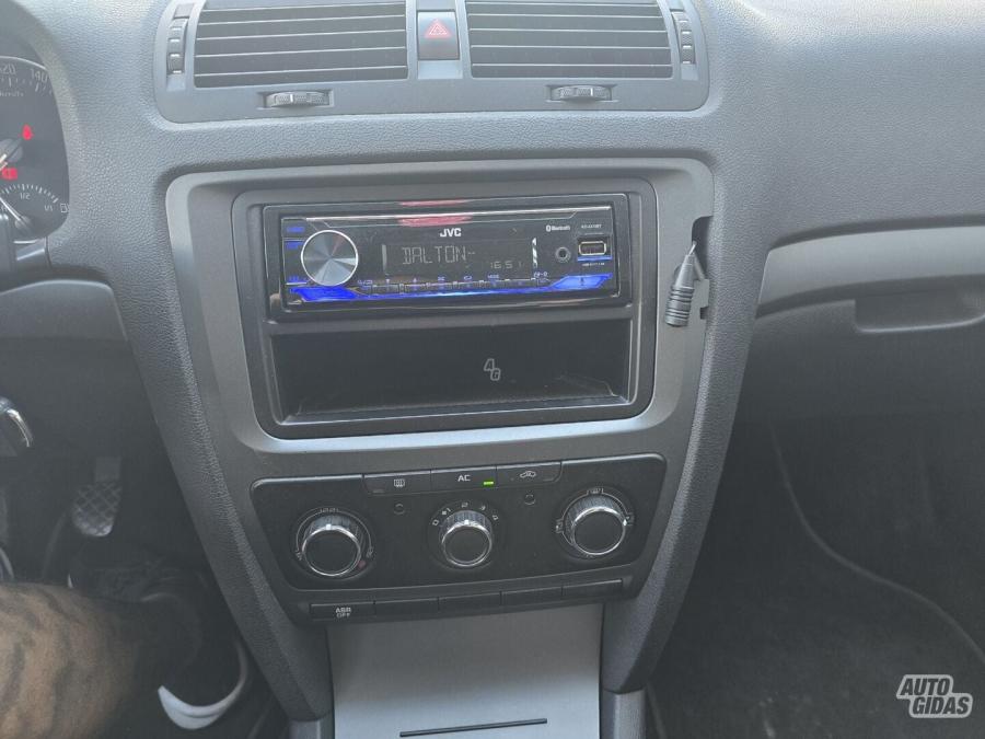 Pelēks Skoda Octavia 2010 Šauļi, ar dzinēja tilpumu 1.60 L un nobraukumu 290 tūkst. km par 1750 €, foto 13 vietnē AUTOMOTO.COM.LV