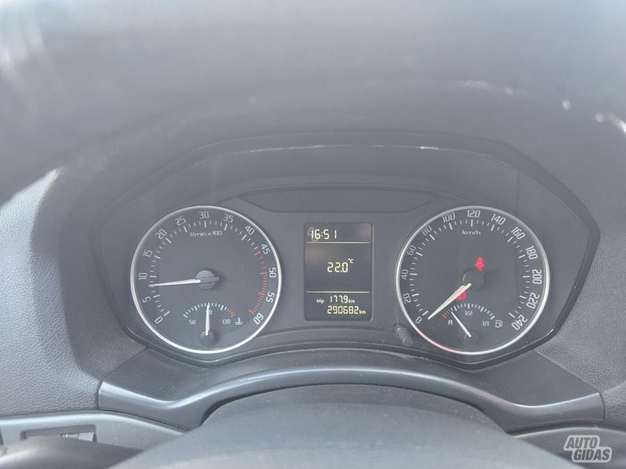 Pelēks Skoda Octavia 2010 Šauļi, ar dzinēja tilpumu 1.60 L un nobraukumu 290 tūkst. km par 1750 €, foto 14 vietnē AUTOMOTO.COM.LV