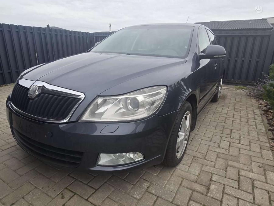 Grey Skoda Octavia 2010 in Panevezys, with an engine capacity of 1.60 L and mileage of 320 thousand km for 2699 €, photo 3 on AUTOMOTO.COM.LV