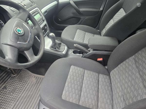 Pelēks Skoda Octavia 2010 Panevēža, ar dzinēja tilpumu 1.60 L un nobraukumu 320 tūkst. km par 2699 €, foto 8 vietnē AUTOMOTO.COM.LV