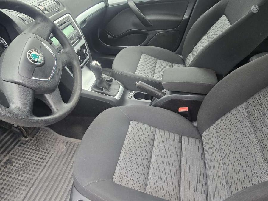 Grey Skoda Octavia 2010 in Panevezys, with an engine capacity of 1.60 L and mileage of 320 thousand km for 2699 €, photo 9 on AUTOMOTO.COM.LV