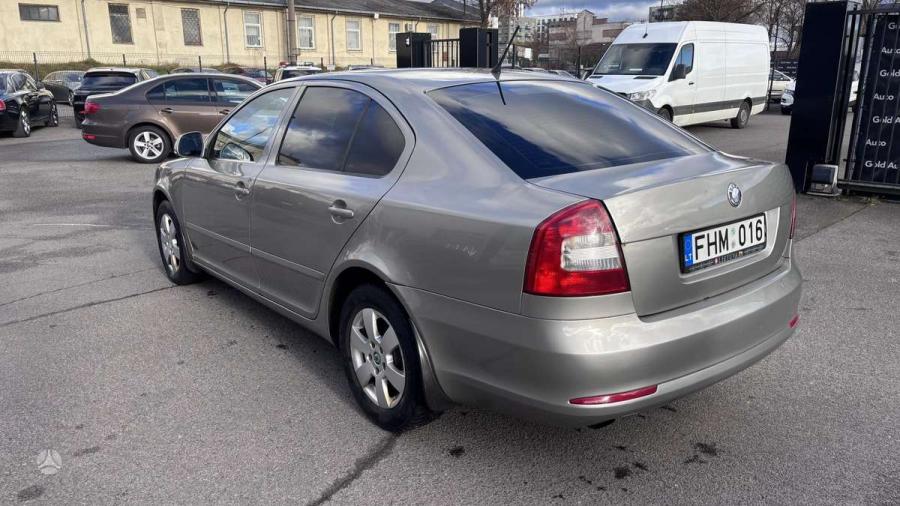 Pelēks Skoda Octavia 2011 Viļņa, ar dzinēja tilpumu 1.60 L un nobraukumu 276 tūkst. km par 2950 €, foto 3 vietnē AUTOMOTO.COM.LV