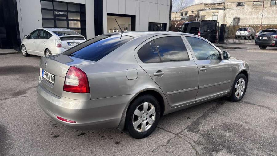 Pelēks Skoda Octavia 2011 Viļņa, ar dzinēja tilpumu 1.60 L un nobraukumu 276 tūkst. km par 2950 €, foto 4 vietnē AUTOMOTO.COM.LV