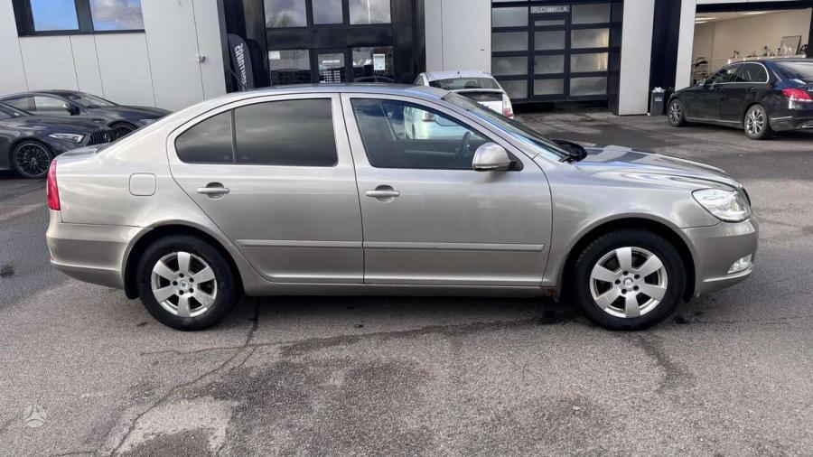 Pelēks Skoda Octavia 2011 Viļņa, ar dzinēja tilpumu 1.60 L un nobraukumu 276 tūkst. km par 2950 €, foto 5 vietnē AUTOMOTO.COM.LV