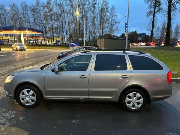 Grey Skoda Octavia 2011 in Vilnius, with an engine capacity of 1.60 L and mileage of 430 thousand km for 1250 €, photo 2 on AUTOMOTO.COM.LV