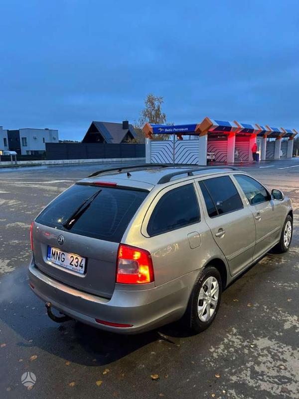 Grey Skoda Octavia 2011 in Vilnius, with an engine capacity of 1.60 L and mileage of 430 thousand km for 1250 €, photo 7 on AUTOMOTO.COM.LV