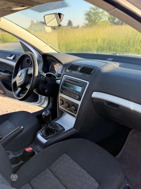 Grey Skoda Octavia 2011 in Vilnius, with an engine capacity of 1.60 L and mileage of 350 thousand km for 2100 €, photo 7 on AUTOMOTO.COM.LV