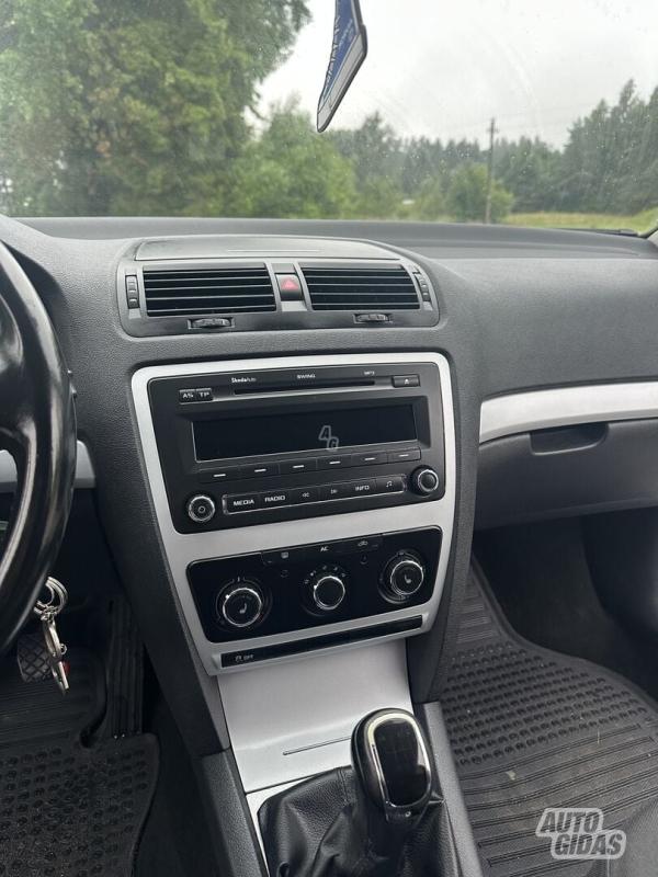 Pelēks Skoda Octavia 2011 Kauņa, ar dzinēja tilpumu 1.20 L un nobraukumu 219 tūkst. km par 2800 €, foto 7 vietnē AUTOMOTO.COM.LV