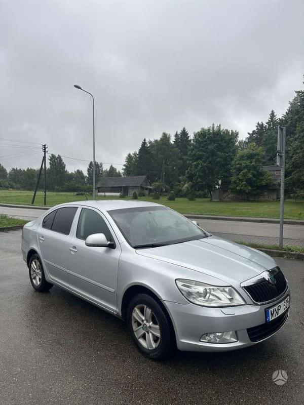 Grey Skoda Octavia 2011 in Kelme, with an engine capacity of 1.20 L and mileage of 220 thousand km for 2100 €, photo 4 on AUTOMOTO.COM.LV