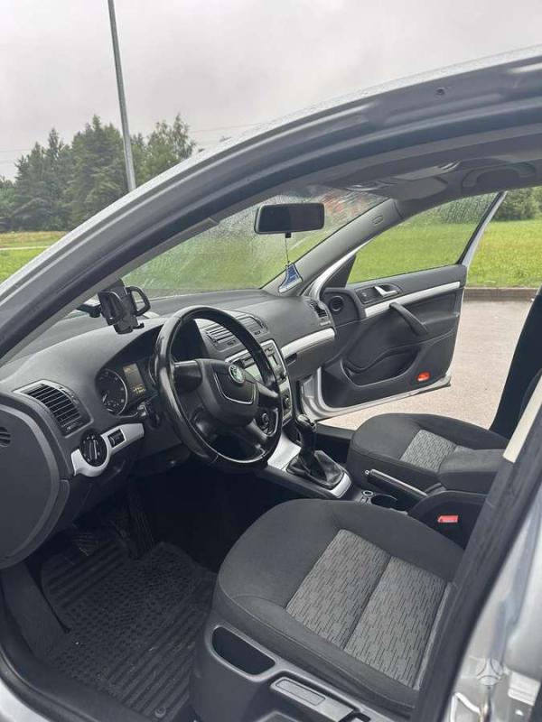 Grey Skoda Octavia 2011 in Kelme, with an engine capacity of 1.20 L and mileage of 220 thousand km for 2100 €, photo 6 on AUTOMOTO.COM.LV