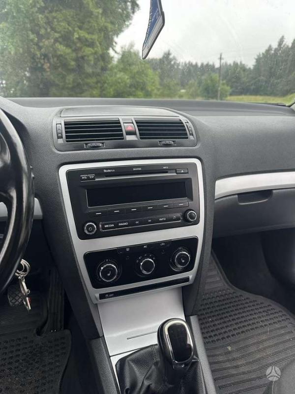 Grey Skoda Octavia 2011 in Kelme, with an engine capacity of 1.20 L and mileage of 220 thousand km for 2100 €, photo 7 on AUTOMOTO.COM.LV