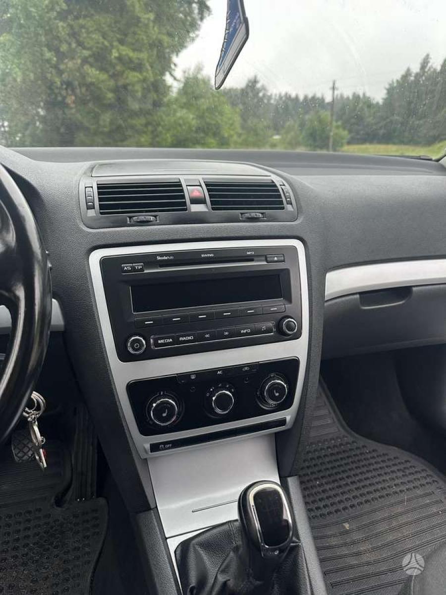Grey Skoda Octavia 2011 in Kelme, with an engine capacity of 1.20 L and mileage of 220 thousand km for 2100 €, photo 8 on AUTOMOTO.COM.LV