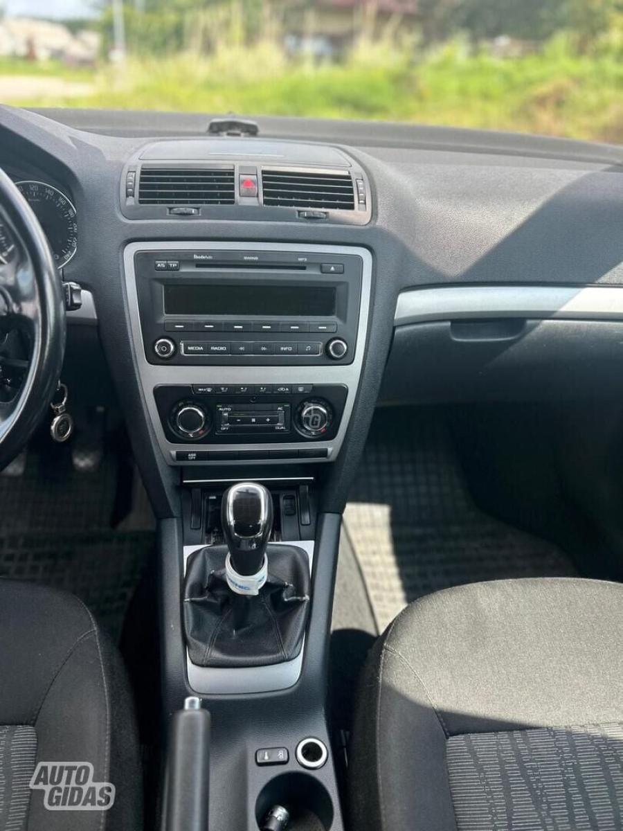 Grey Skoda Octavia 2011 in Vilnius, with an engine capacity of 1.90 L and mileage of 373 thousand km for 2450 €, photo 4 on AUTOMOTO.COM.LV