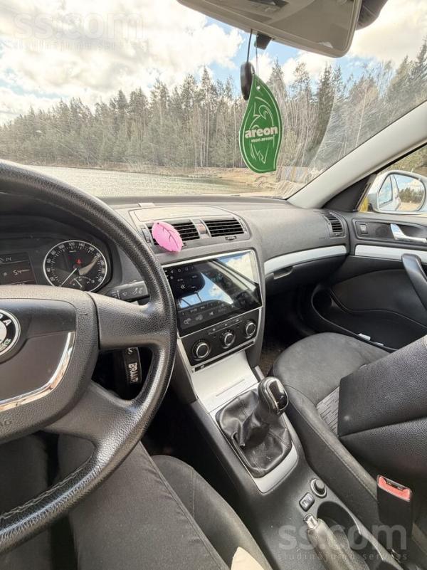Pelēks Skoda Octavia 2011 Rīga, ar dzinēja tilpumu 1.60 L un nobraukumu 304 tūkst. km par 1500 €, foto 6 vietnē AUTOMOTO.COM.LV